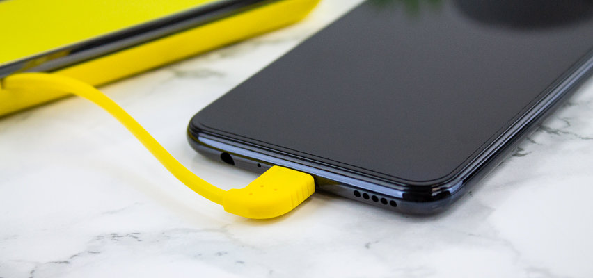 Kit Universal 4,500mAh Power Bank with Micro SD Card Reader - Yellow